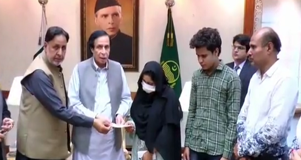 CM Punjab Gives Rs 5 Million To Martyred Sadaf's Family, Govt Jobs To ...